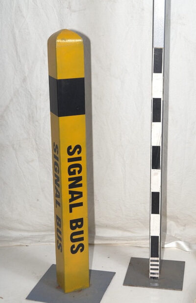 Bus stop sign bollard “Signal Bus” – PropCo